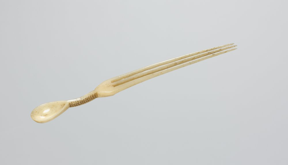 Tupakás kanál/fésű, 1800-as évek vége (csont)